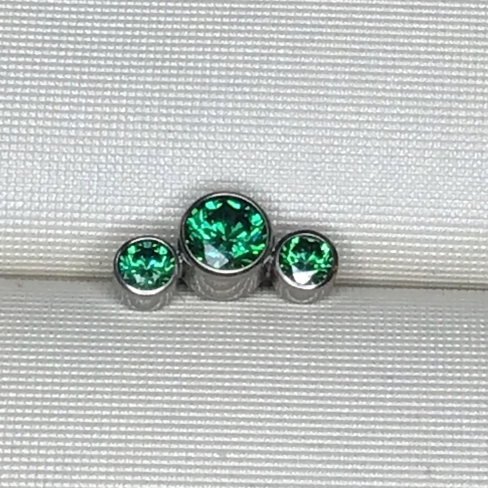 Curved Cluster 3 Emerald Green Ti Neometal Threadless End | Bloom Body Art
