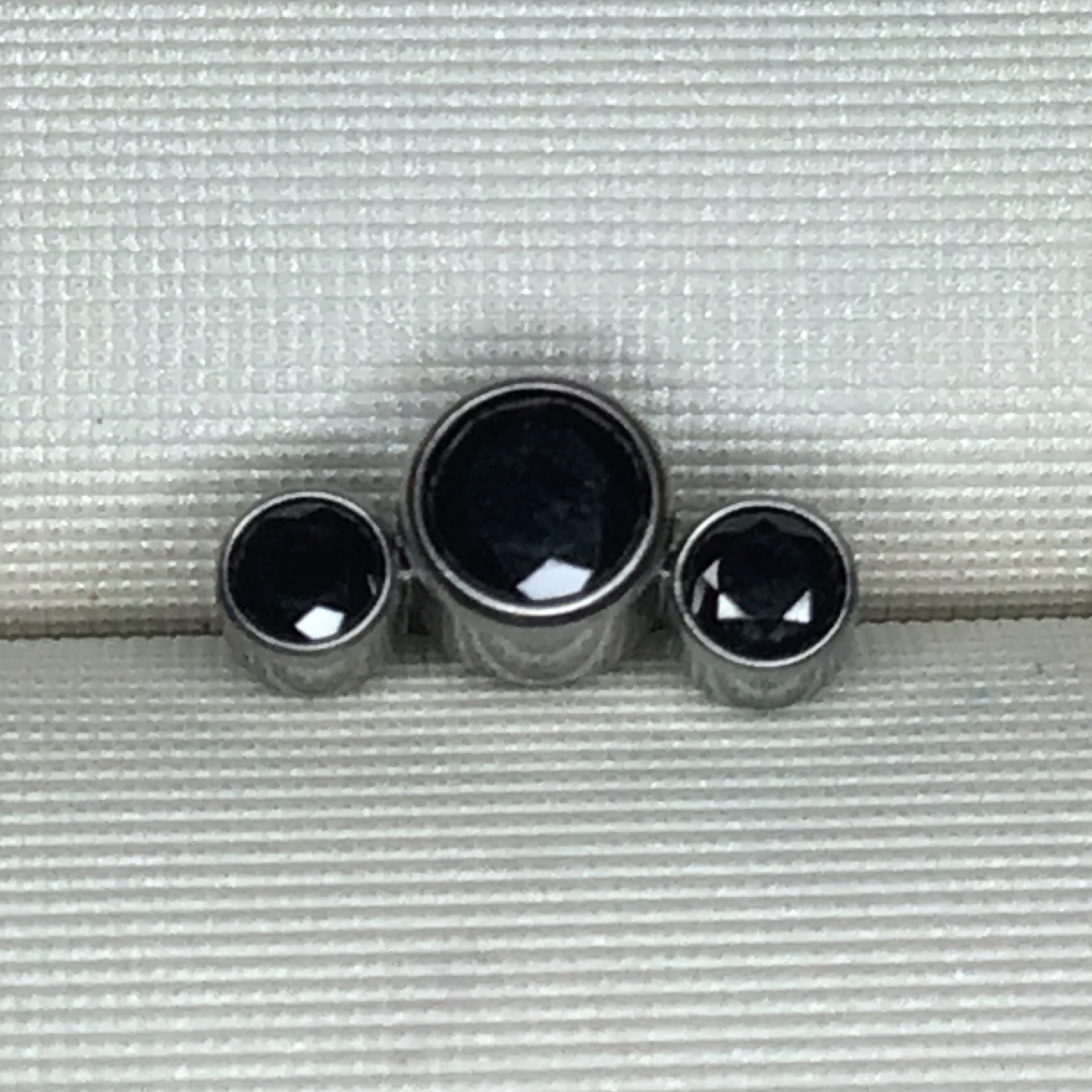 Curved Cluster 3 Black Ti Neometal Threadless End | Bloom Body Art